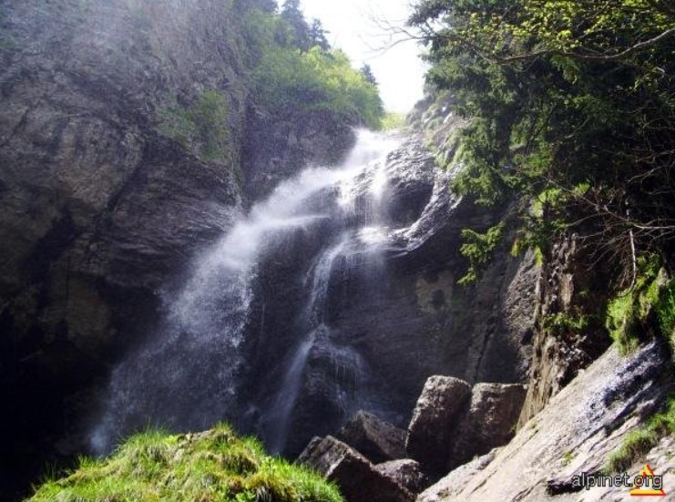 Cascadele impresionante ale României. La una dintre ele, traseu ...