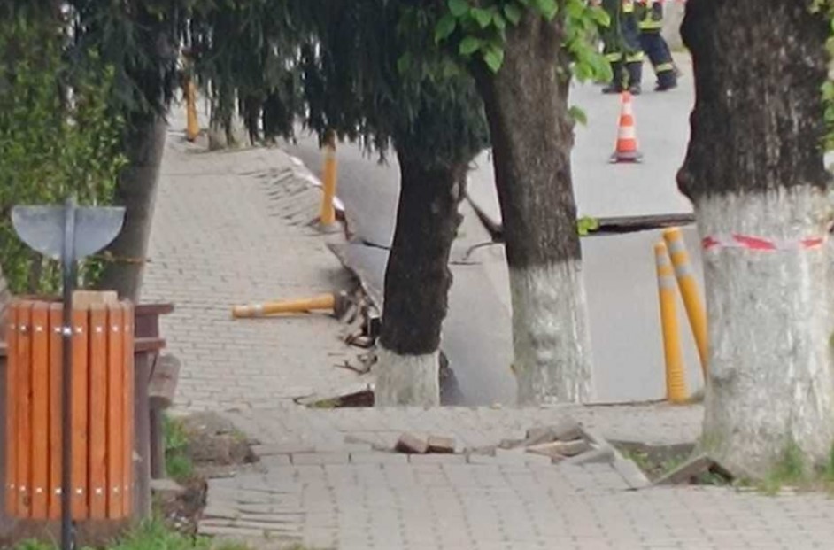 Ultimele măsurători privind surparea străzii din Slănic Prahova: Groapa ...