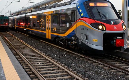 Prin Sinaia va trece primul tren electric achiziționat recent de CFR ...