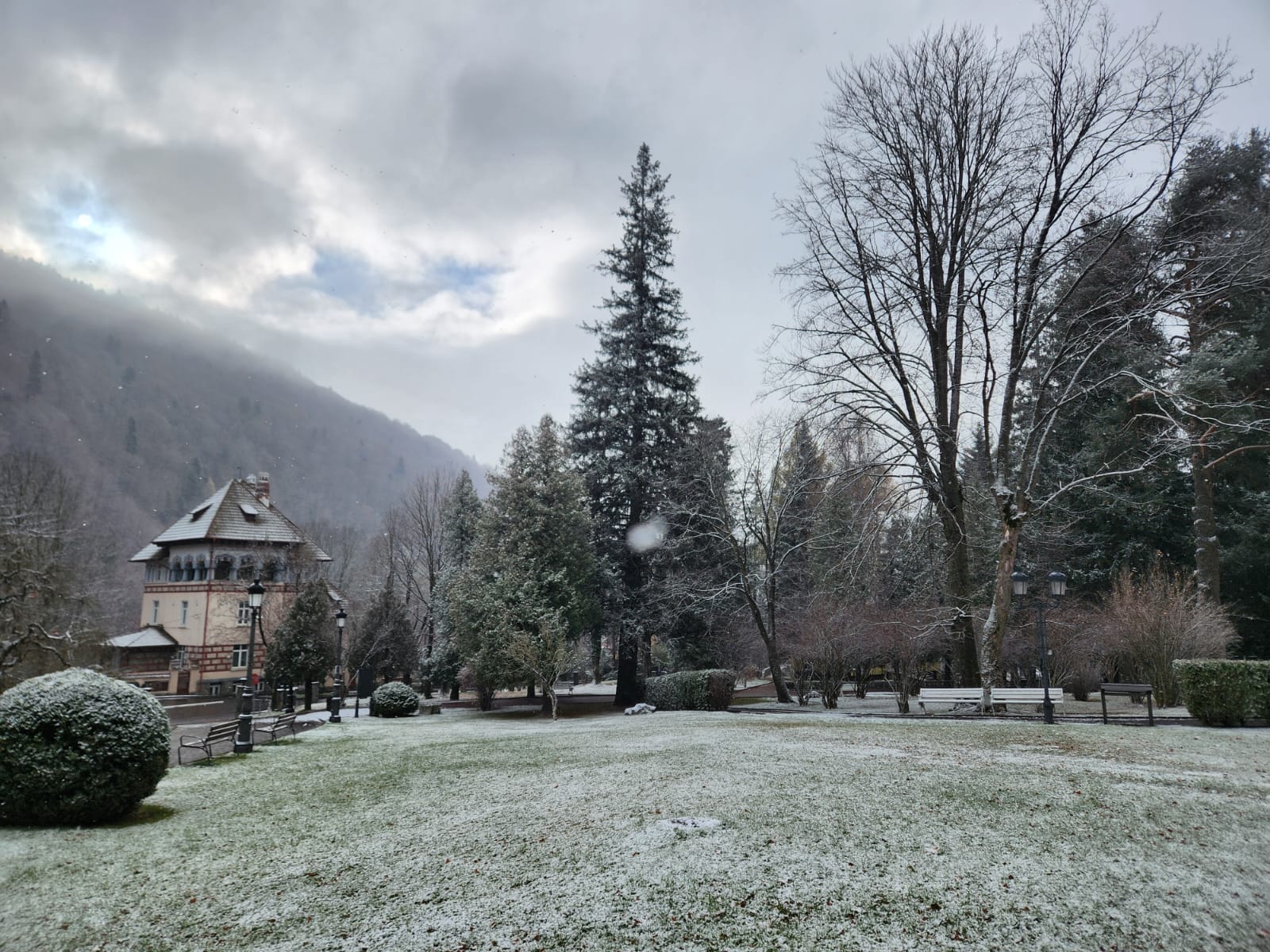 Vremea se înrăutățește: Vom avea ninsori abundente și temperaturi de ...